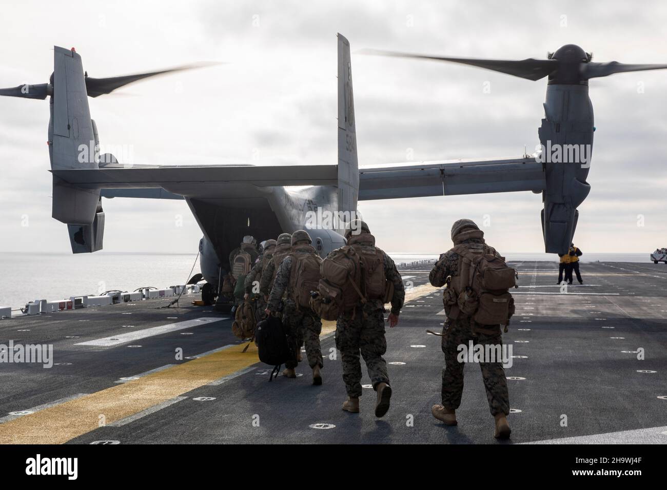 211206-N-LD903-1085 PACIFIC OCEAN (Dec. 6, 2021) – U.S. Marine Corps ...