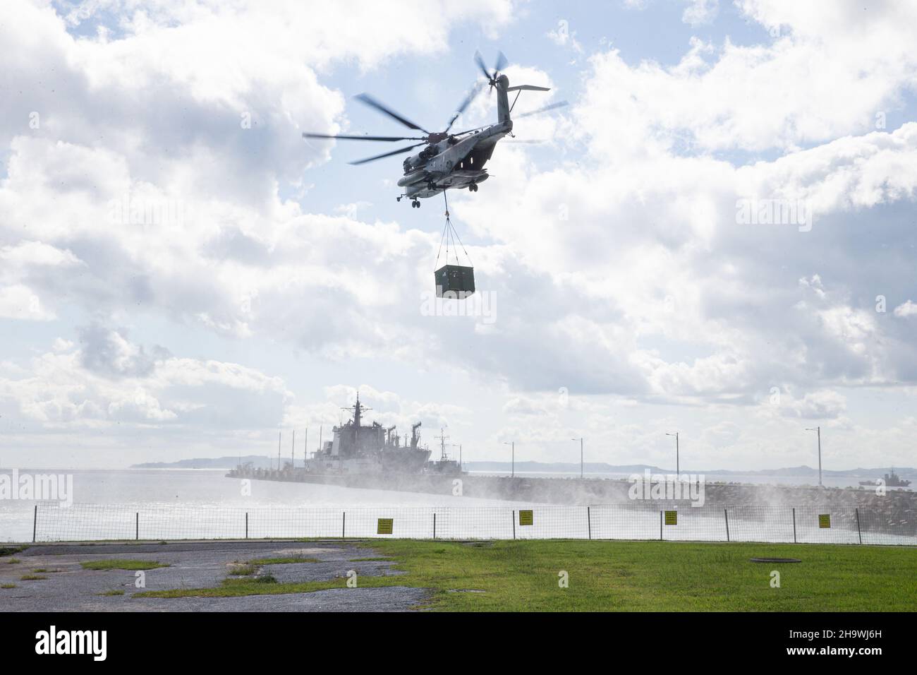 U.S. Marines with Marine Medium Tiltrotor Squadron (VMM) 265 ...