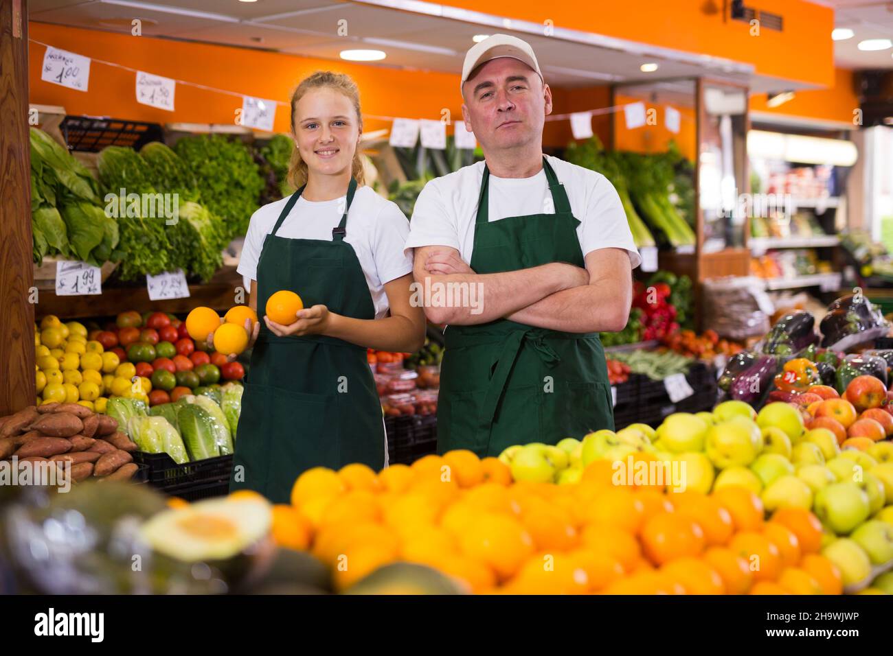 Teenage working supermarket hi-res stock photography and images - Alamy