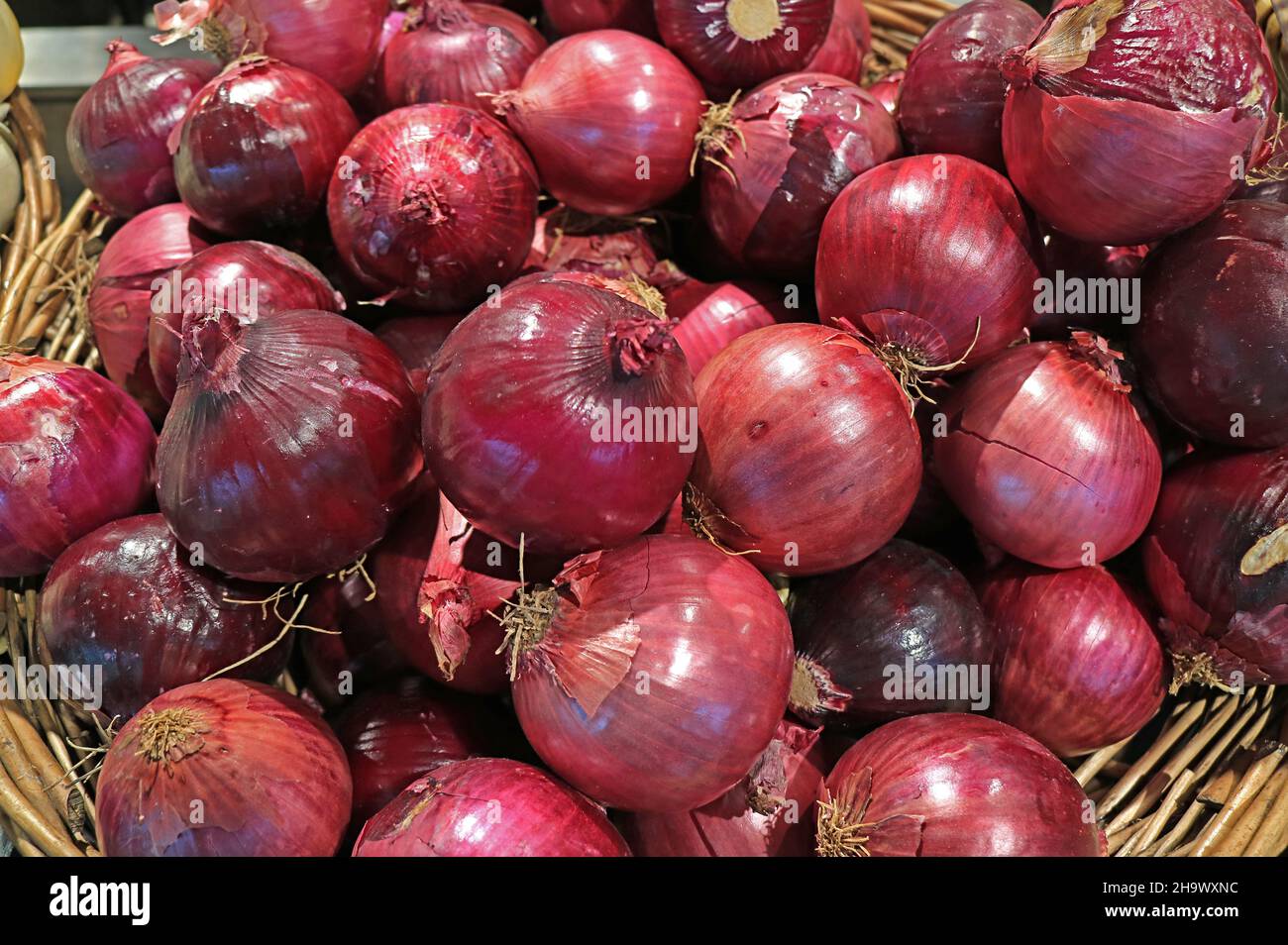 Pile of Fresh Red Onions in a Basket Stock Photo - Alamy