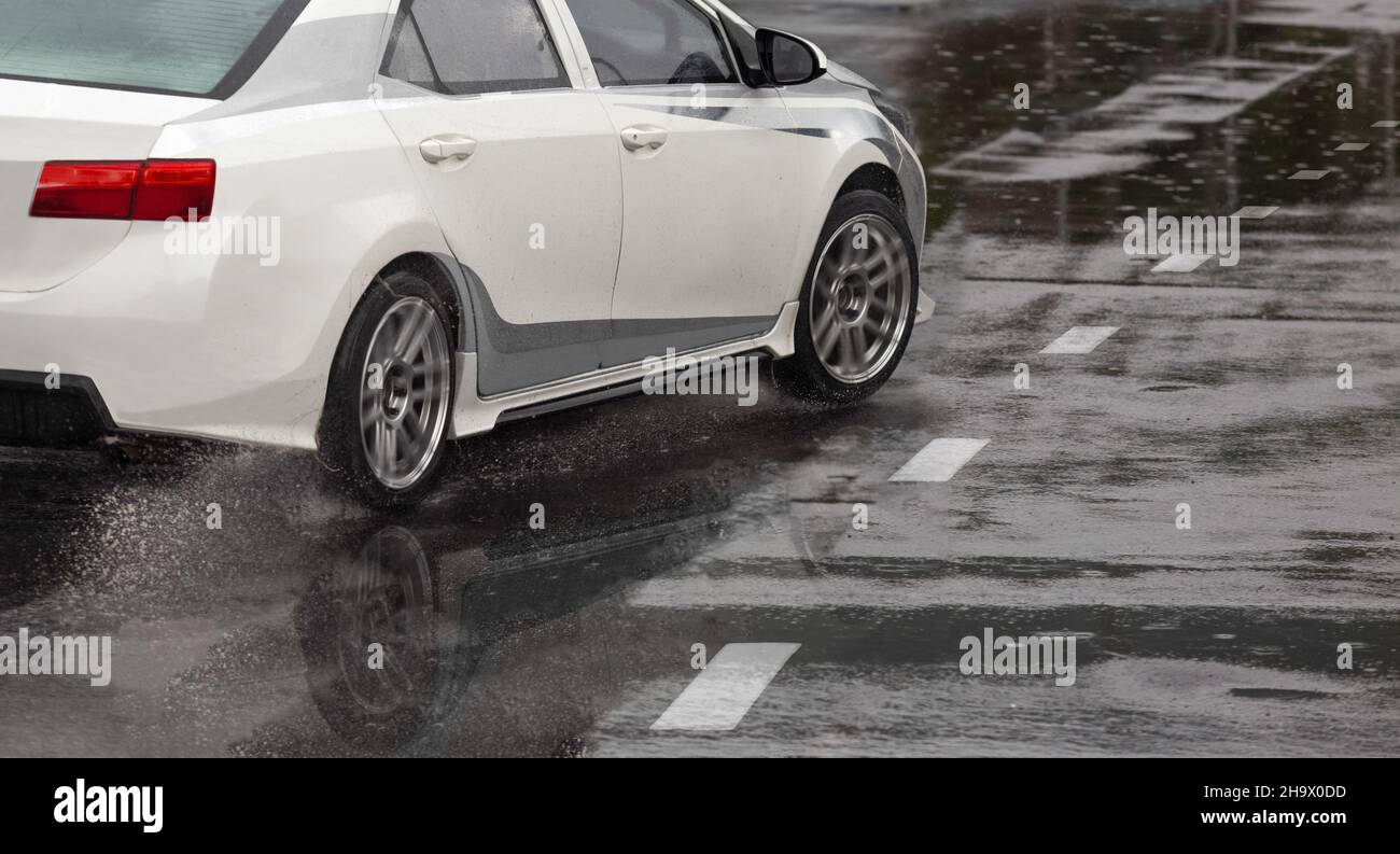 Hydroplaning hi-res stock photography and images - Alamy