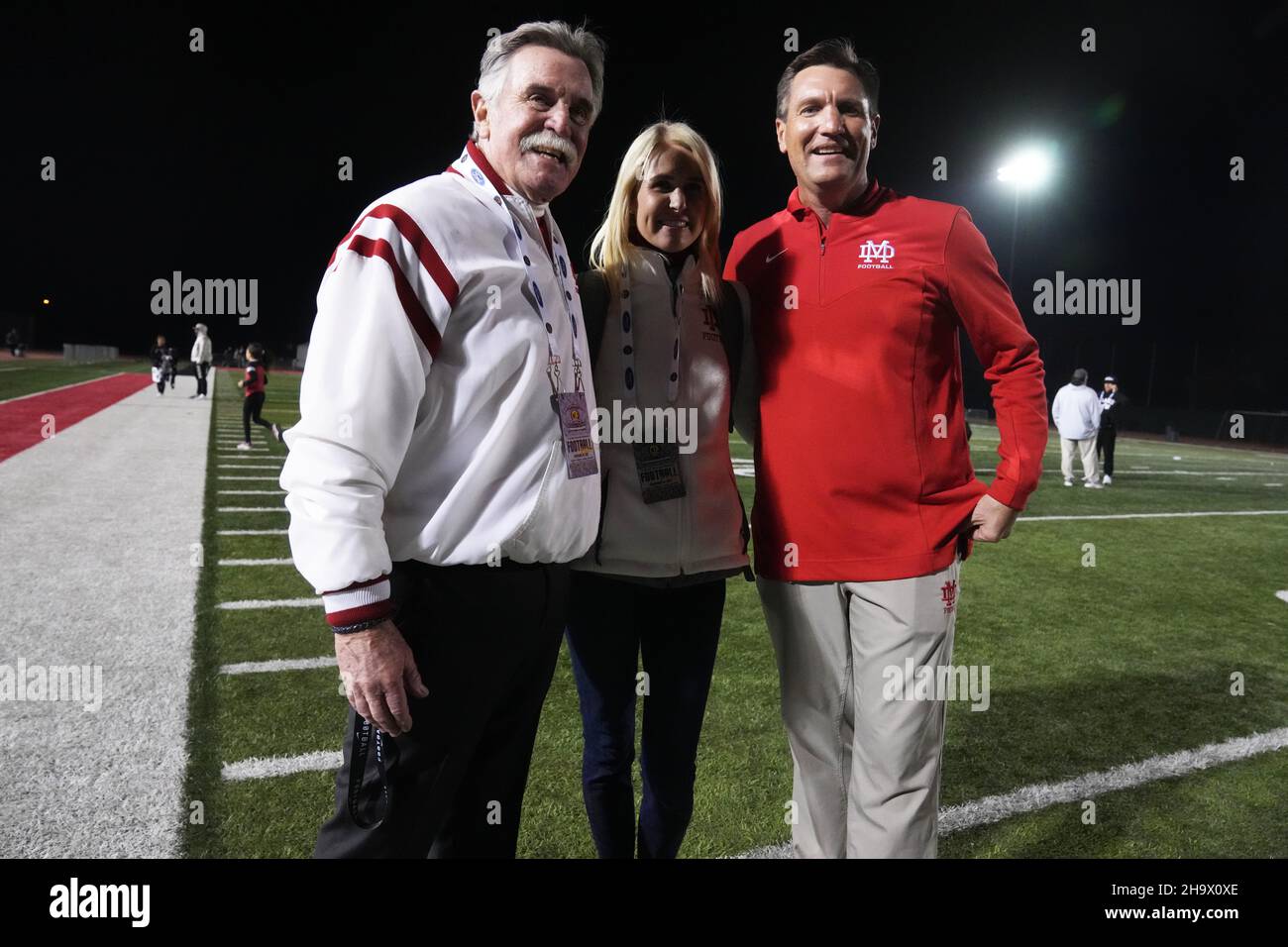 Long Beach, United States. 26th Nov, 2021. Mater Dei Moarnchs coach ...