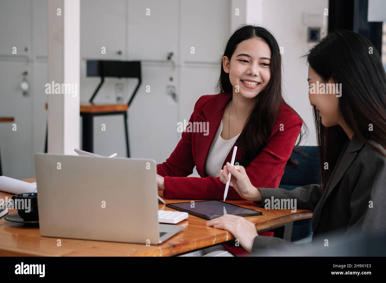 Bank desk advisor hi-res stock photography and images - Alamy