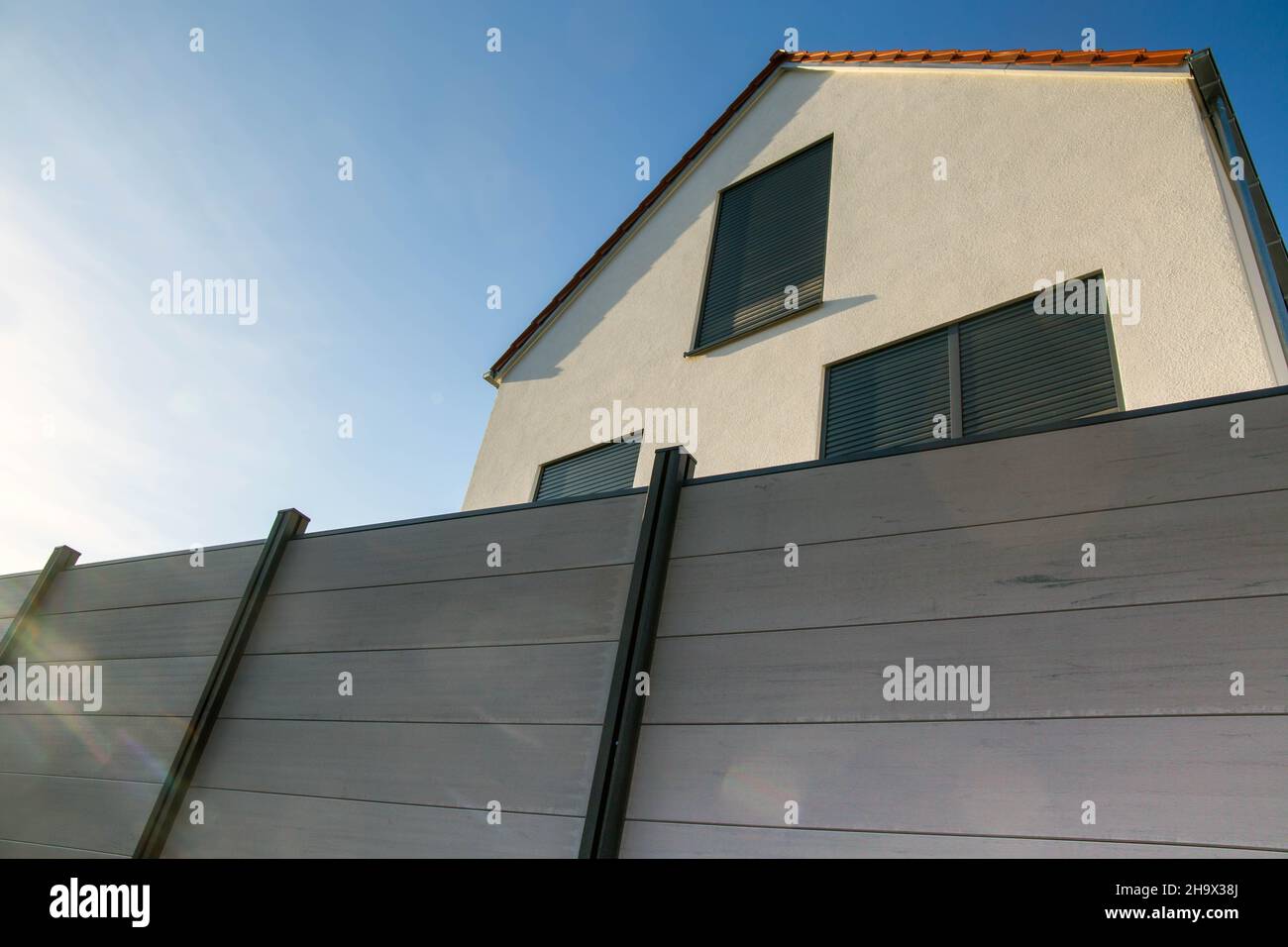 Modern high quality privacy fence Stock Photo - Alamy