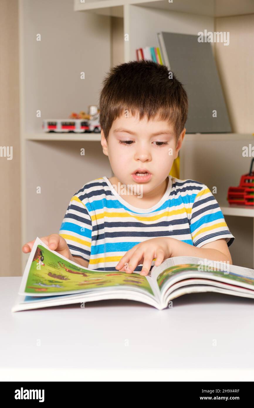 Boy reading a story t hi-res stock photography and images - Alamy