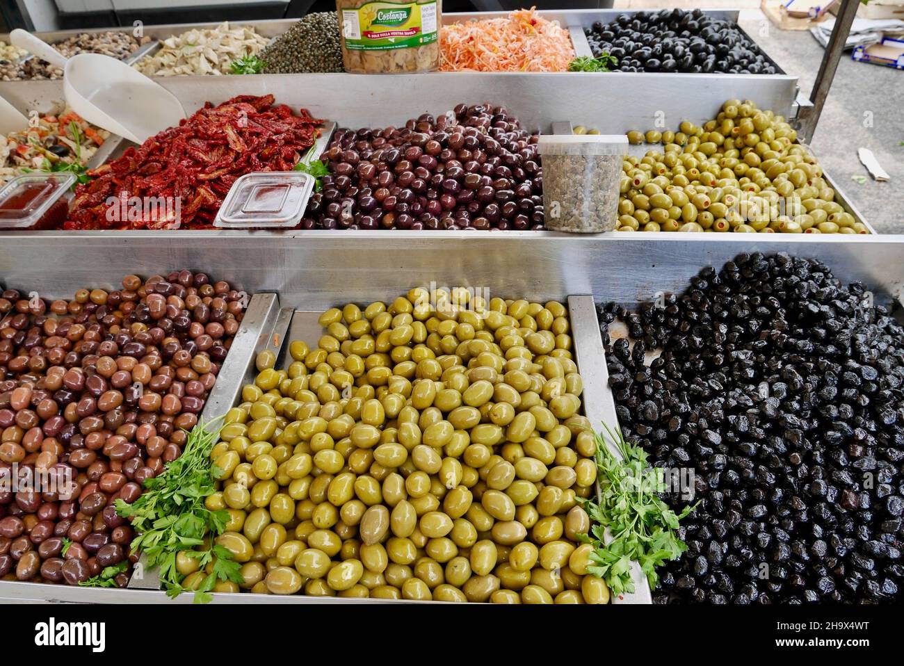 Italian olive market hi-res stock photography and images - Alamy