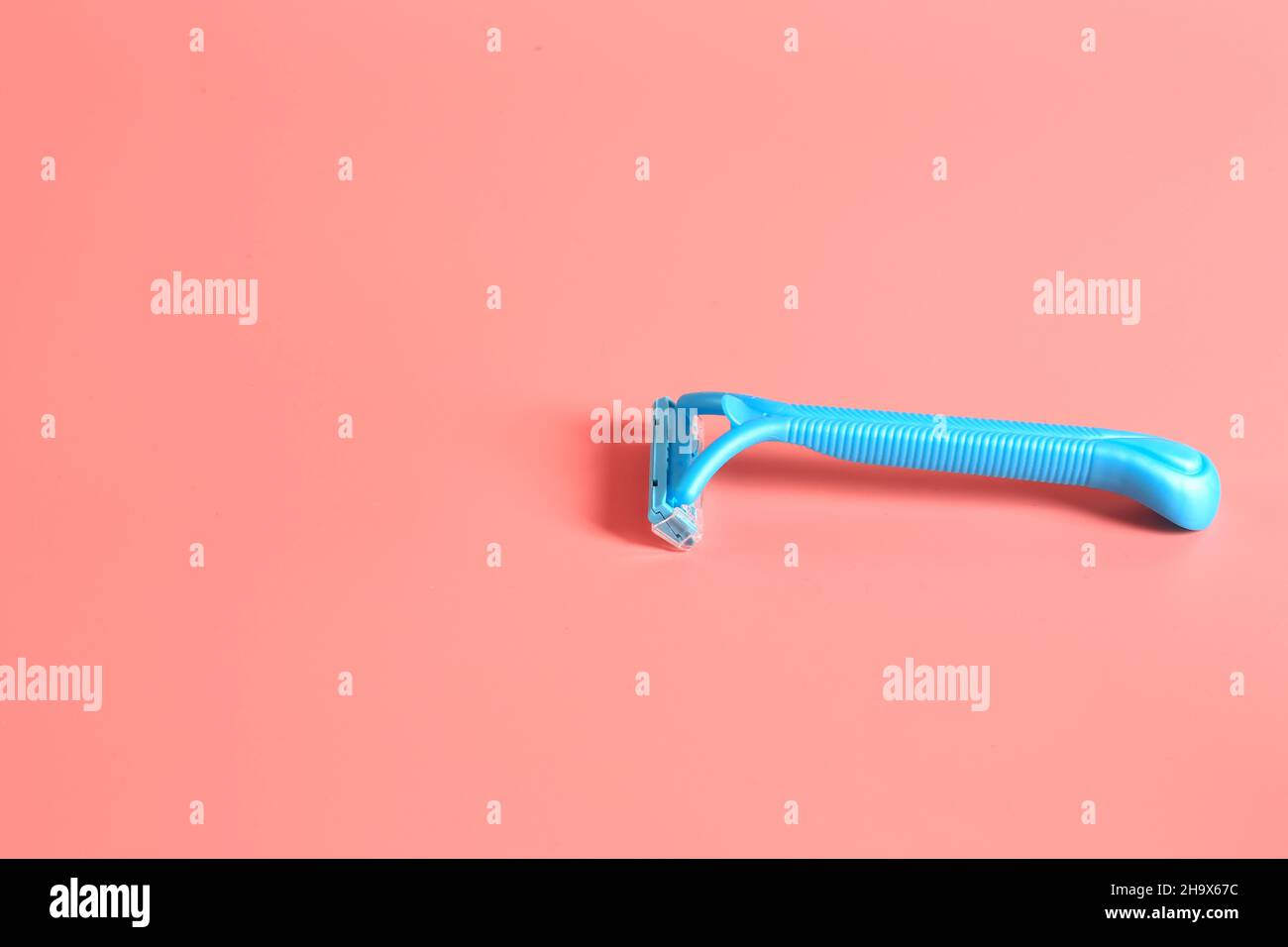 creative minimalist style razor on pink background Stock Photo - Alamy