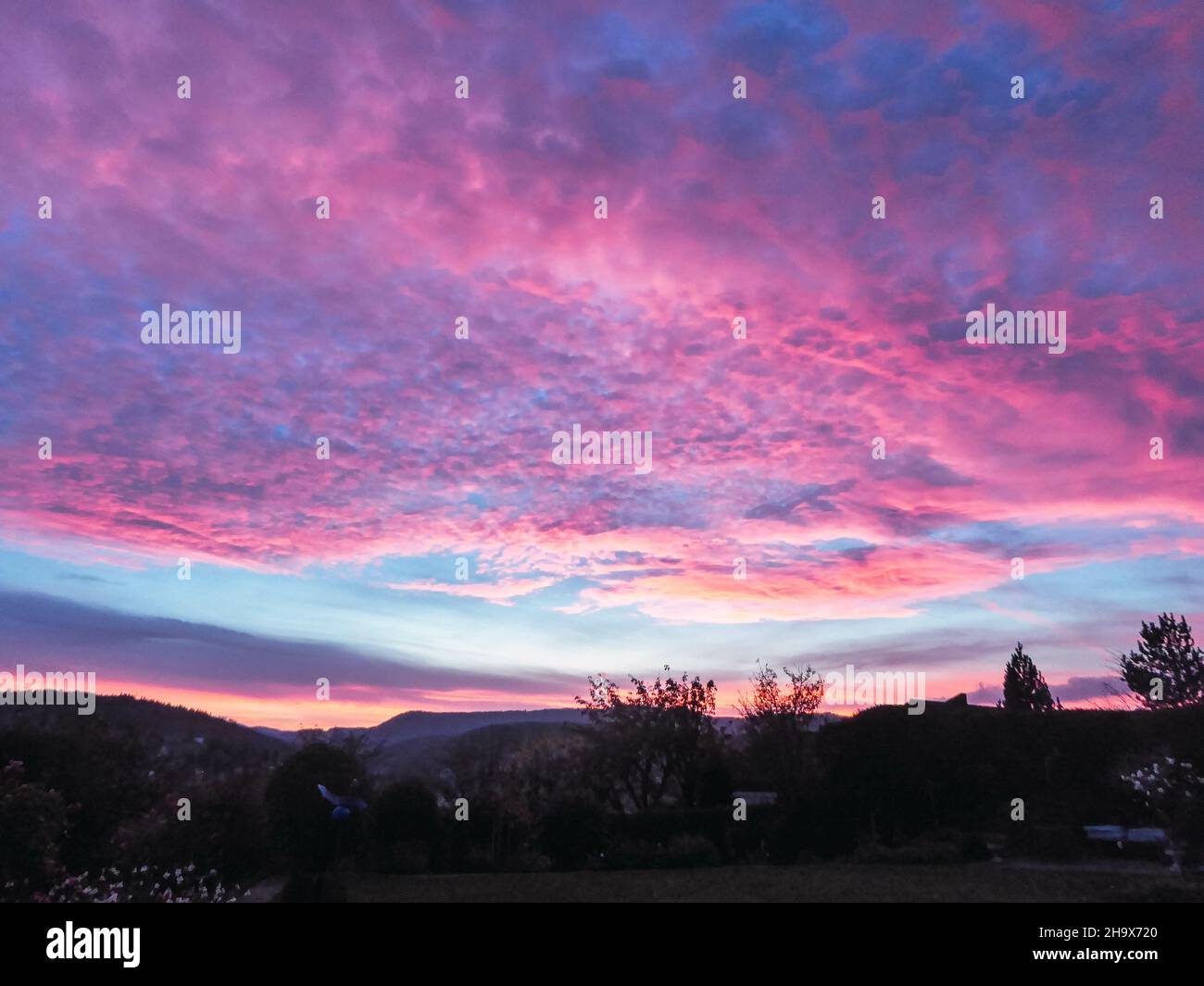 eye-catchy view of a skyscape at purple sunset Stock Photo - Alamy