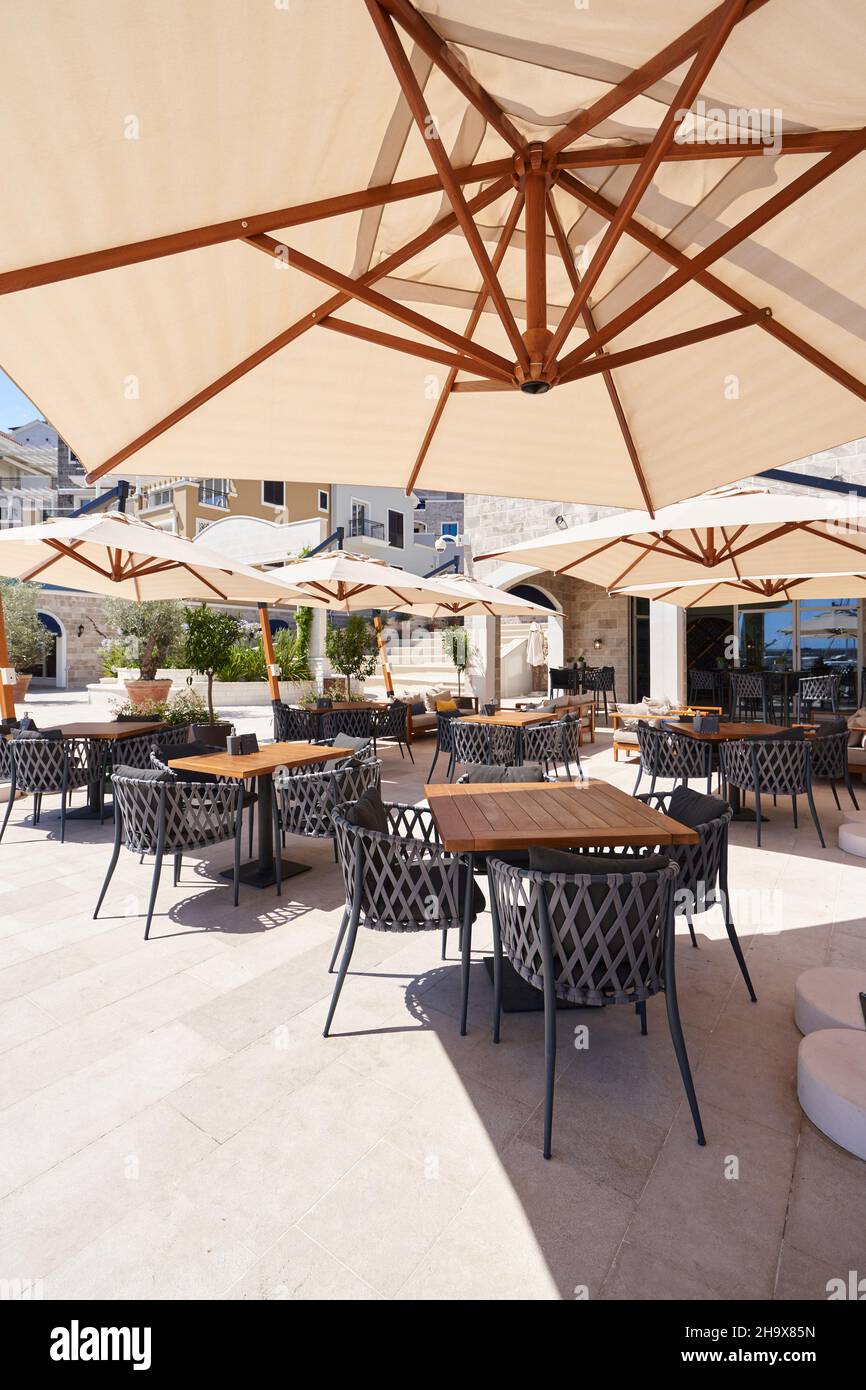 Large outdoor cafe hi-res stock photography and images - Alamy