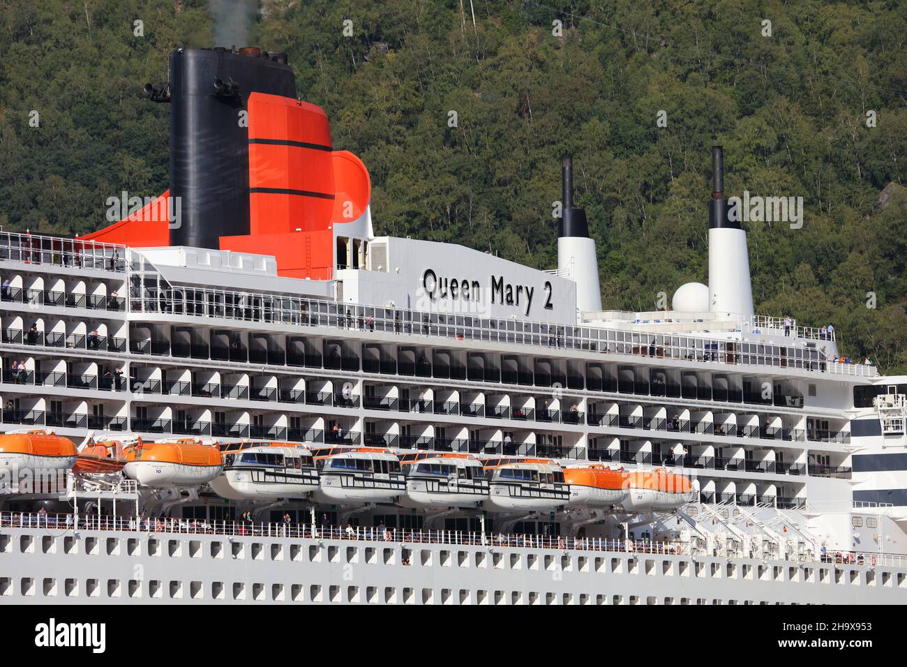 Kreuzfahrtschiff RMS Queen Mary 2 / Cruise ship RMS Queen Mary 2 Stock ...