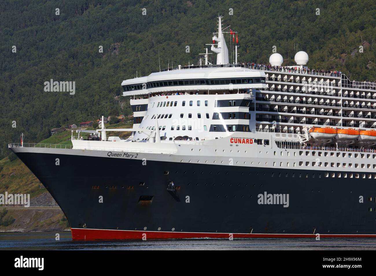 Kreuzfahrtschiff RMS Queen Mary 2 / Cruise ship RMS Queen Mary 2 Stock ...