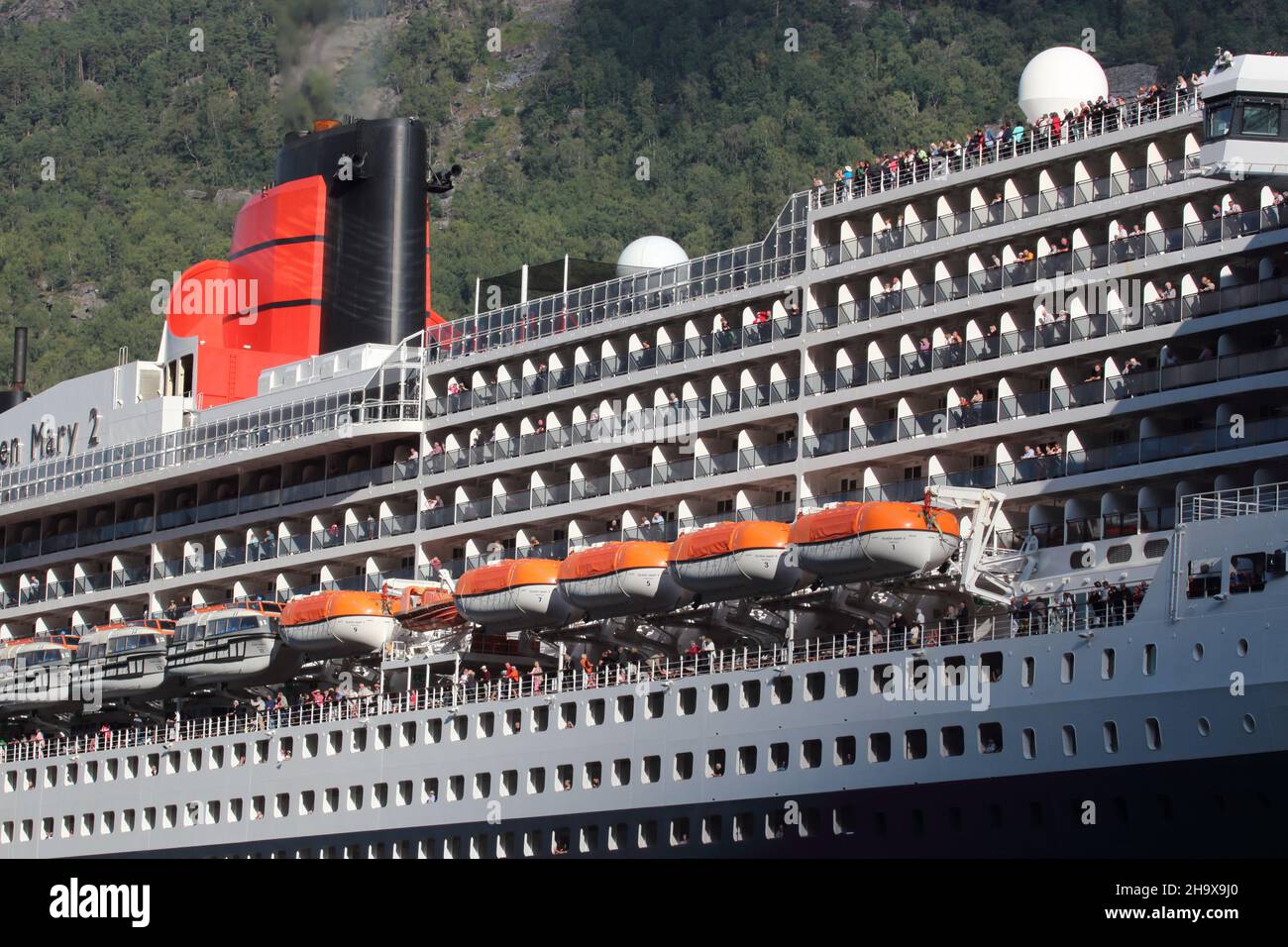 Kreuzfahrtschiff RMS Queen Mary 2 / Cruise ship RMS Queen Mary 2 Stock ...