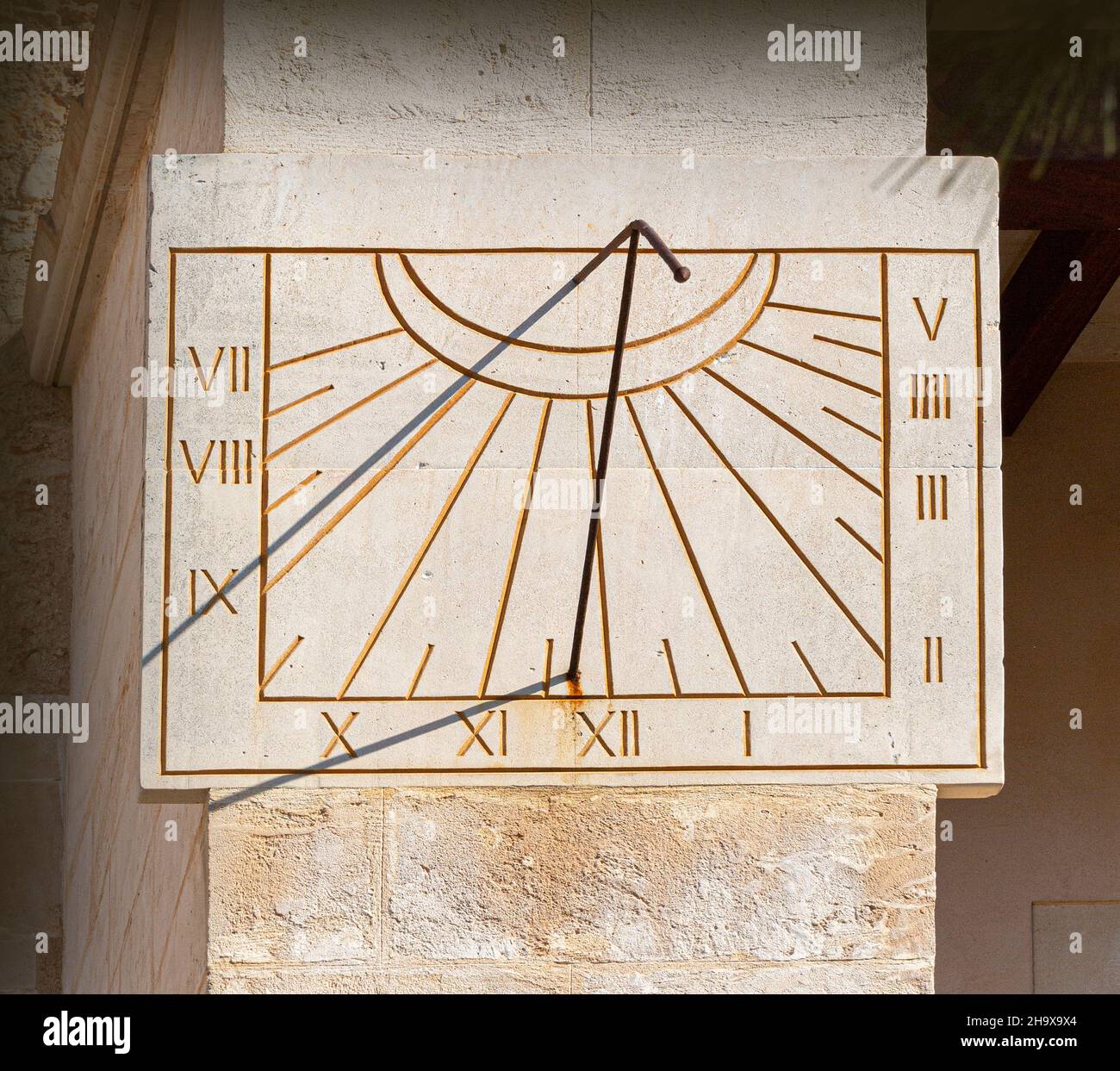 Roman numeral sun dial hi-res stock photography and images - Alamy