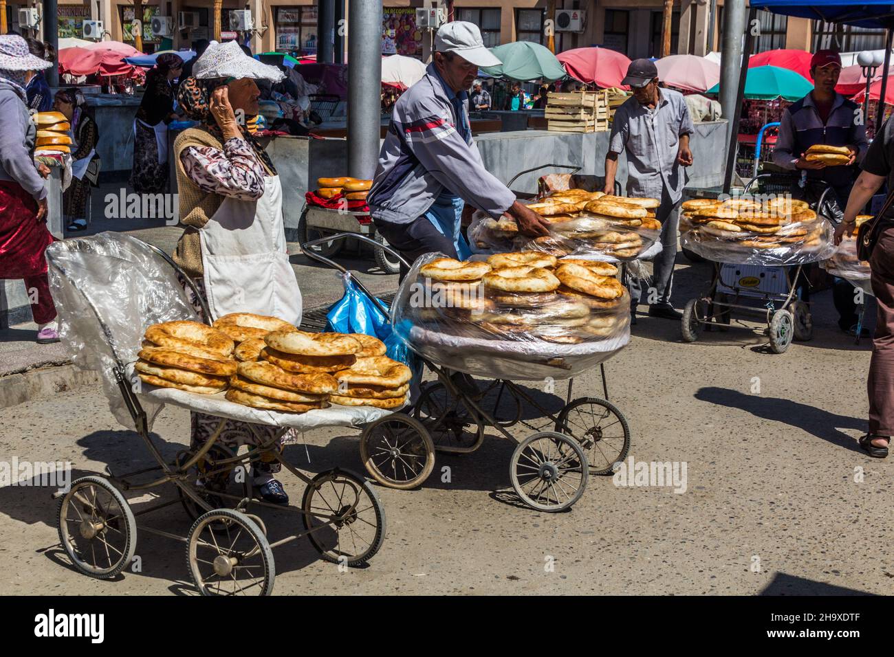 SAMARKAND, UZBEKISTAN: APRIL 27, 2018: Local bread sellers at the Siyob ...