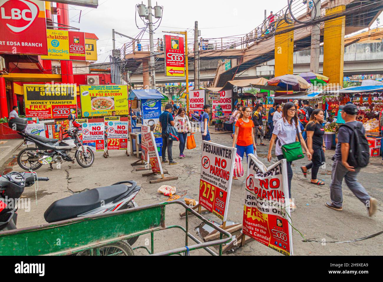MANILA, PHILIPPINES - JANUARY 20, 2018: View of busy street in Pasay ...