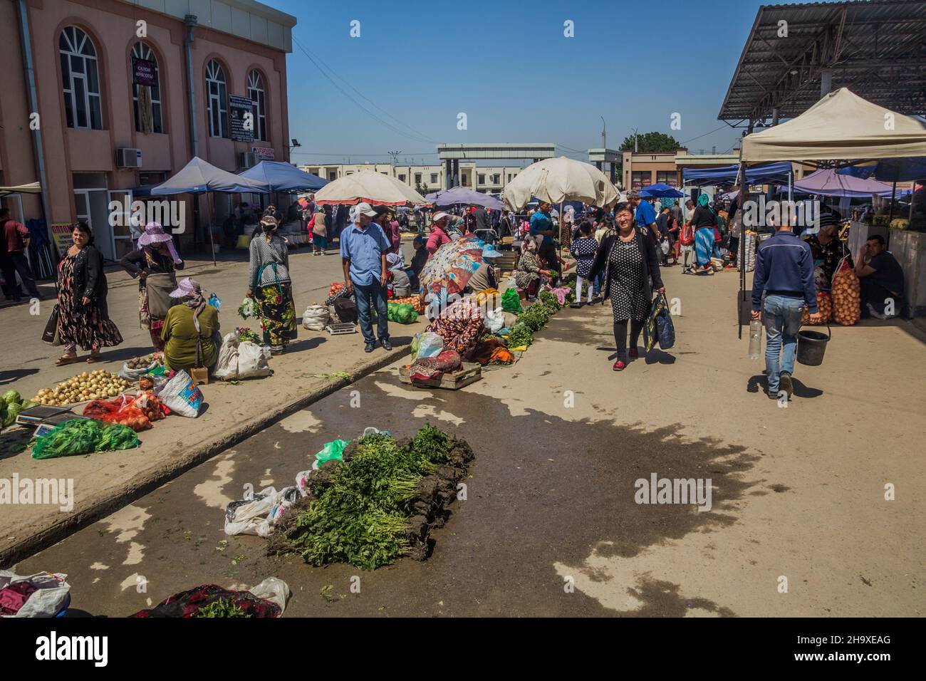 SAMARKAND, UZBEKISTAN: APRIL 28, 2018: View of the Siyob Siab Bazaar in ...