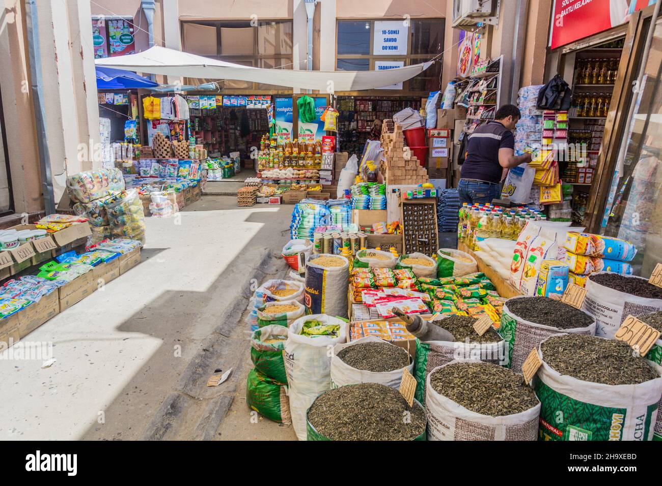 SAMARKAND, UZBEKISTAN: APRIL 28, 2018: View of the Siyob Siab Bazaar in ...