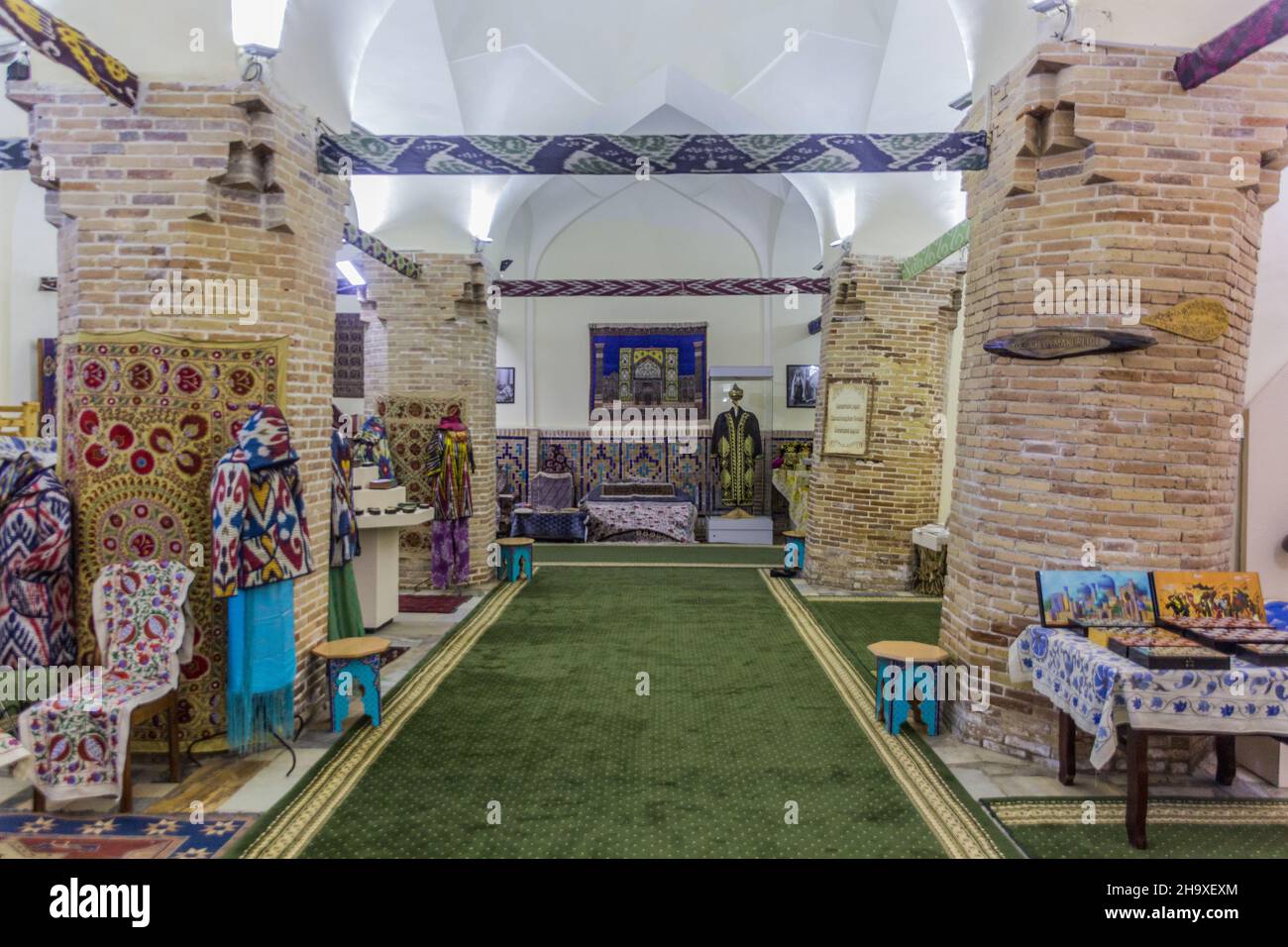 SAMARKAND, UZBEKISTAN: APRIL 28, 2018: Souvenir shop in Madrasa Tilya ...