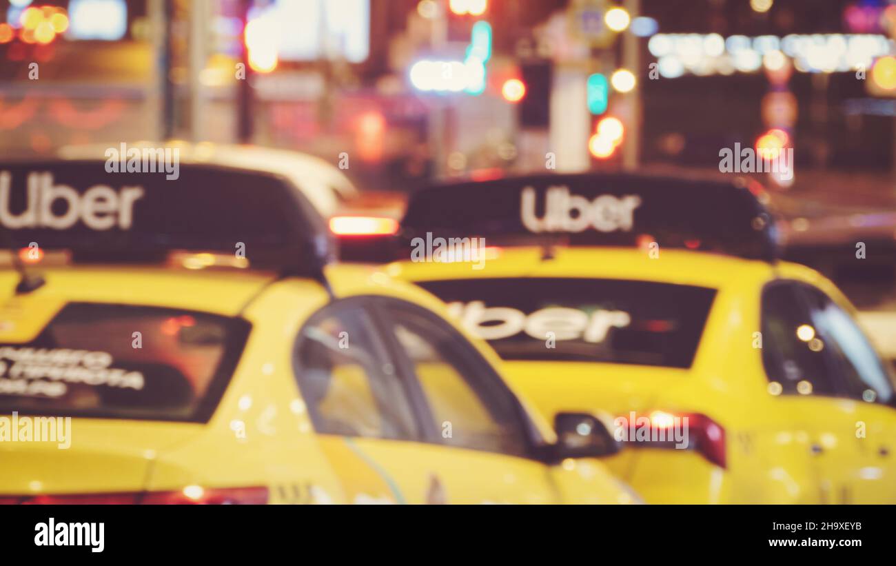 People waiting for uber taxi night hi-res stock photography and images ...