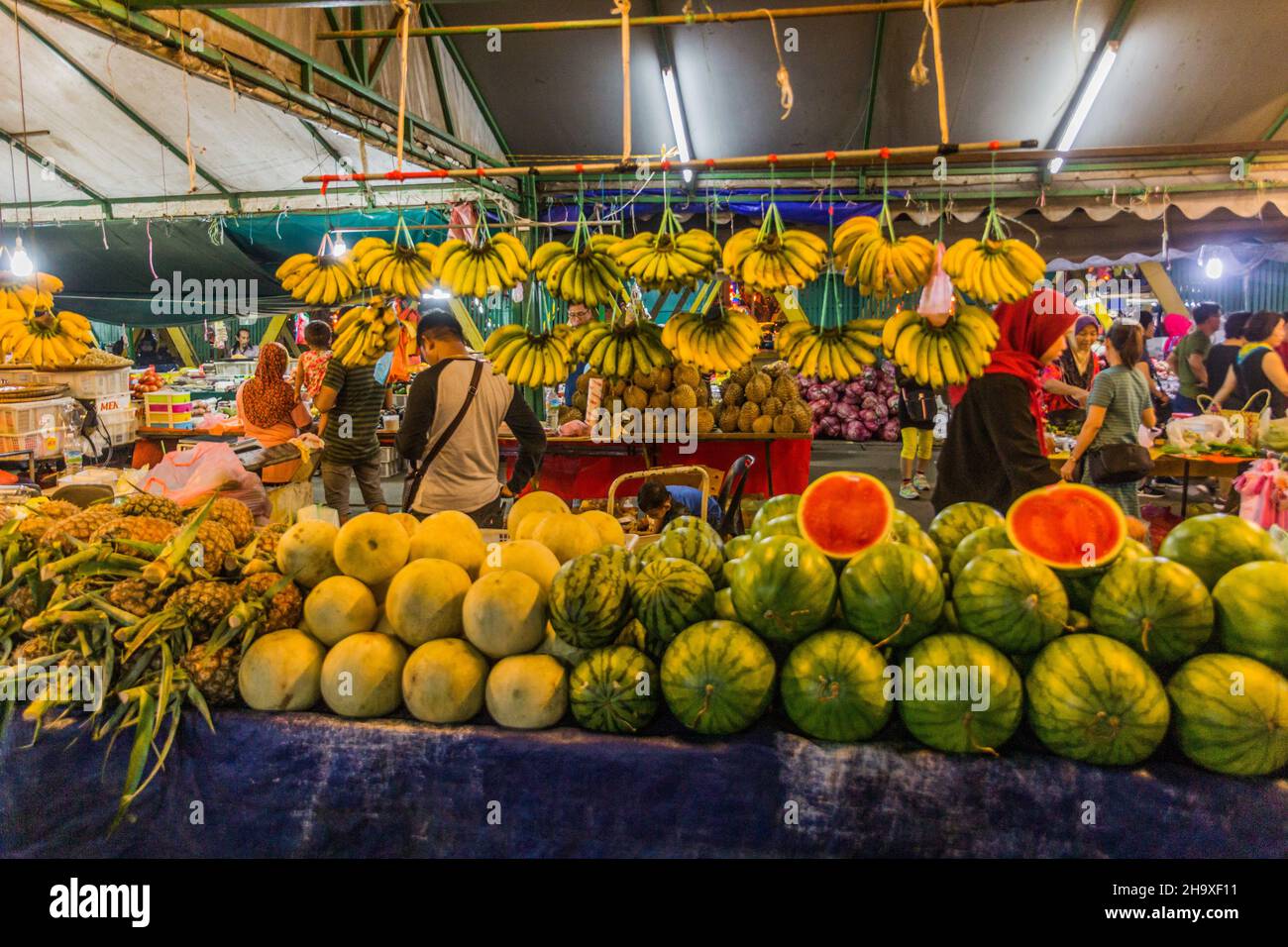 KOTA KINABALU, MALAYSIA - FEBRUARY 25, 2018: Fruit stalls at the night ...