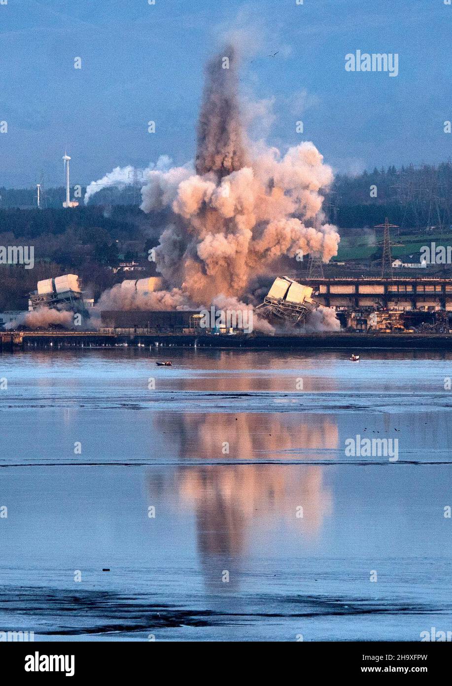 The 600 foot high chimney stack at Longannet Power Station in Fife is ...