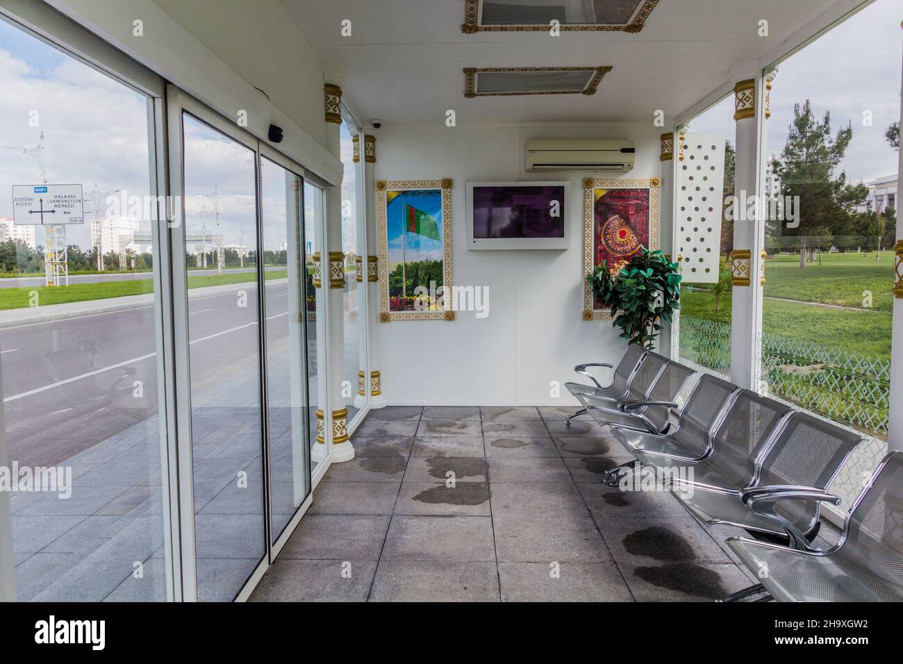 Air conditioned bus stop hi-res stock photography and images - Alamy
