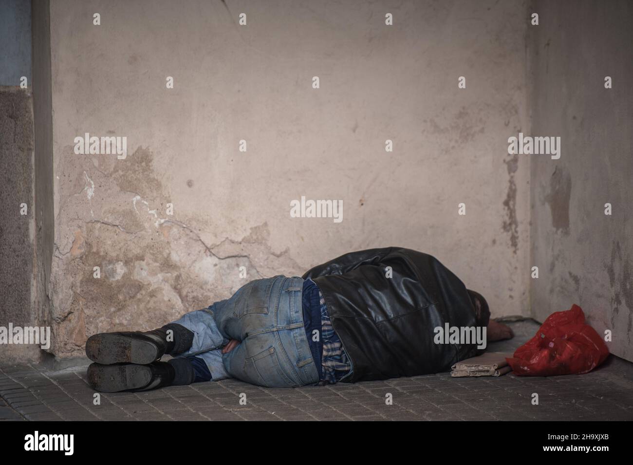 Homeless walking crowd hi-res stock photography and images - Alamy