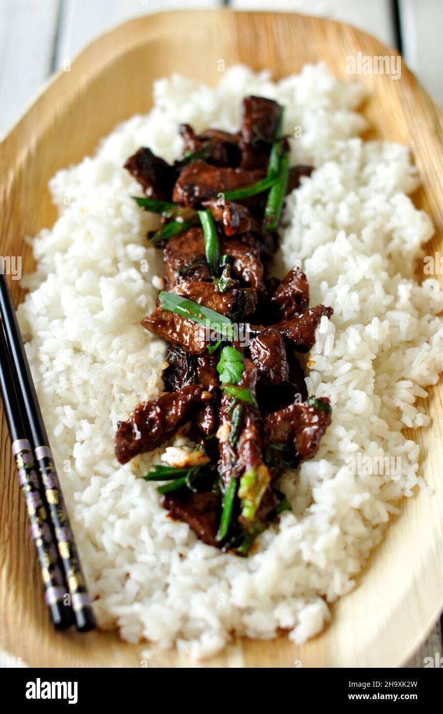 Beef with spring onions on a bed of rice (China Stock Photo - Alamy