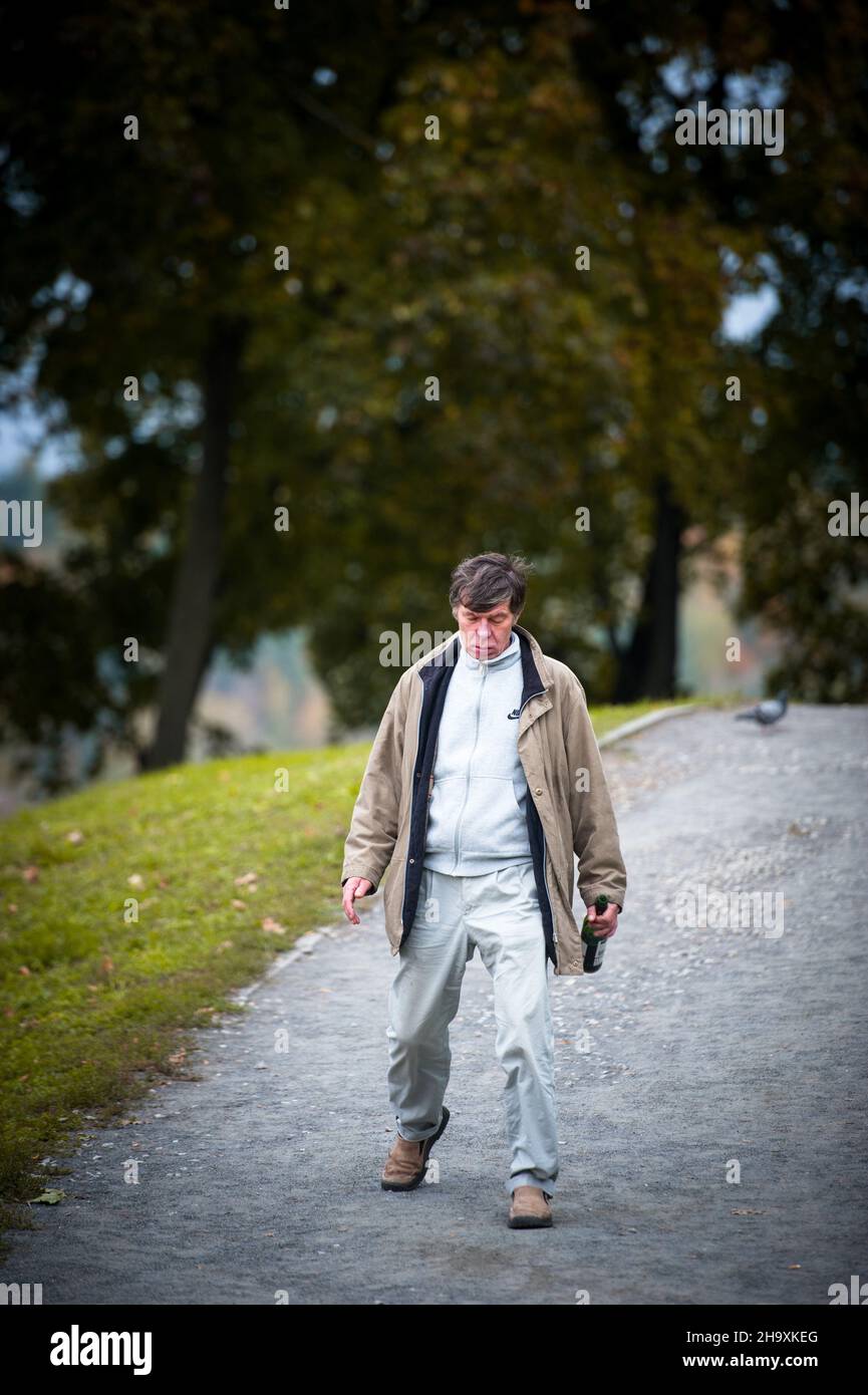 Man struggles to walk hi-res stock photography and images - Alamy
