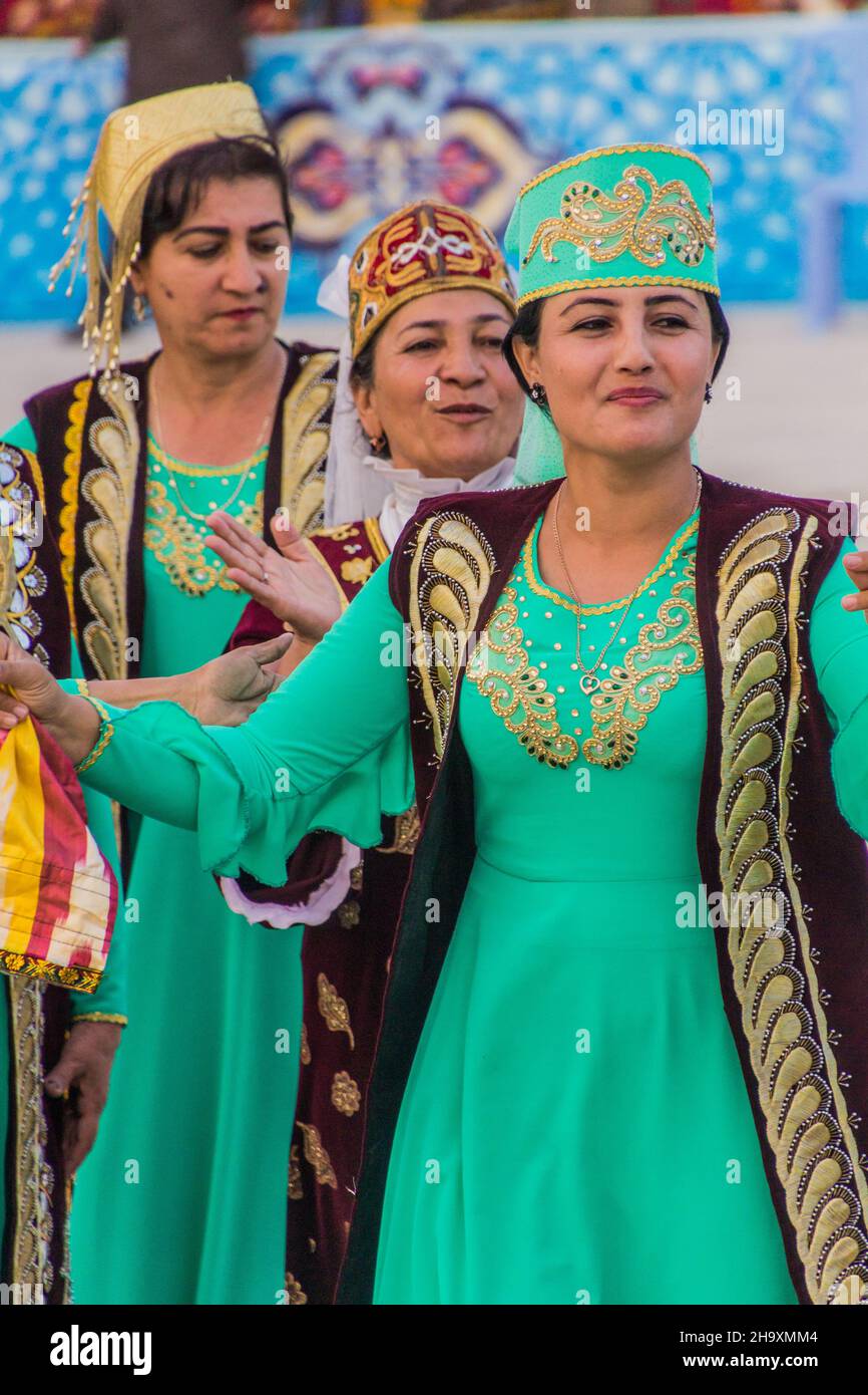 BUKHARA, UZBEKISTAN - APRIL 30, 2018: Dancers wearing traditional dress ...