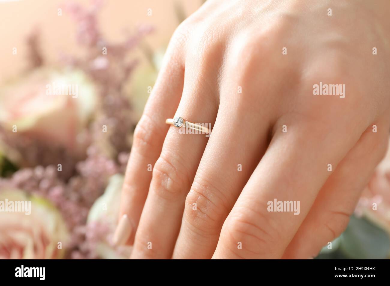 Elegant wedding invitation hand hi-res stock photography and images - Alamy