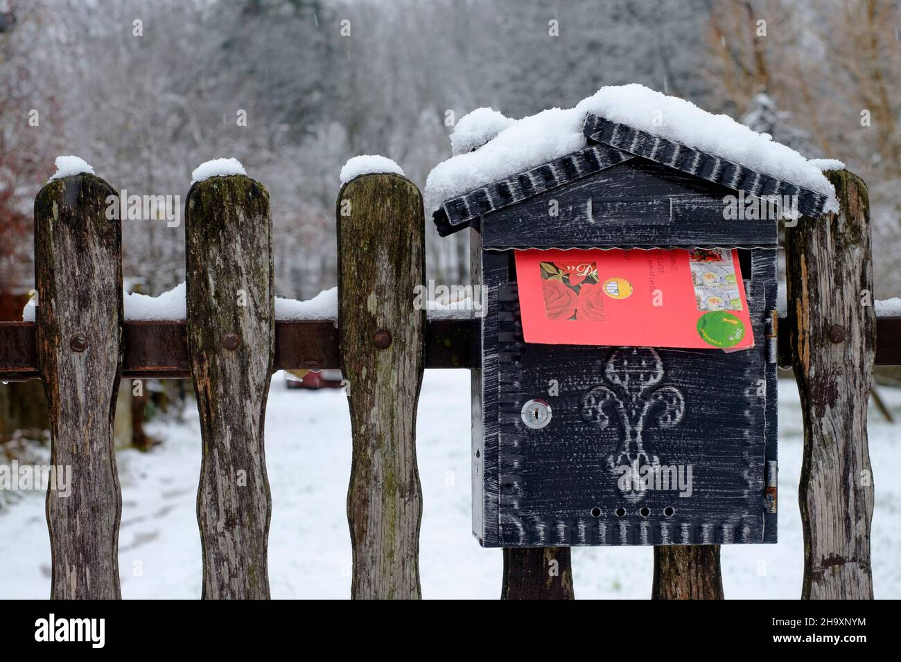 Envelope in letterbox hi-res stock photography and images - Alamy