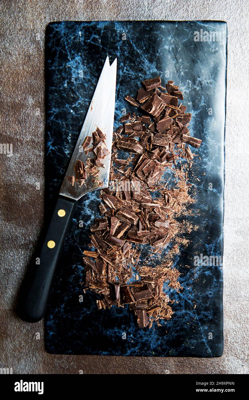 Chopped chocolate with a knife Stock Photo - Alamy