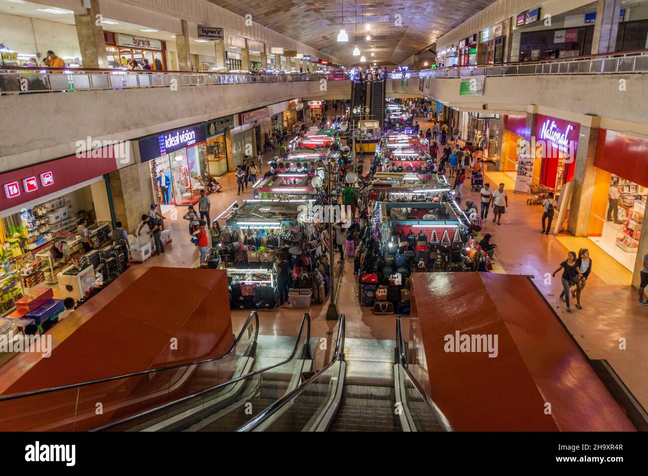 MANILA, PHILIPPINES - JANUARY 28, 2018: Interior of Robinsons Place ...