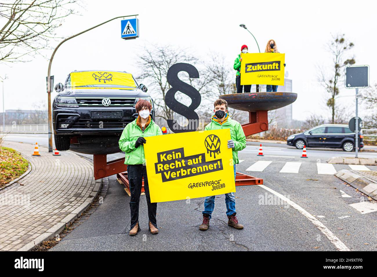 Wolfsburg, Germany. 09th Dec, 2021. Activists of the environmental ...