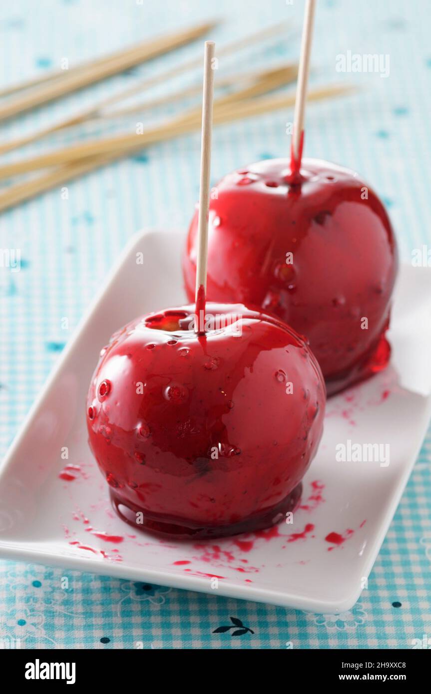 Eat toffee apples hi-res stock photography and images - Alamy