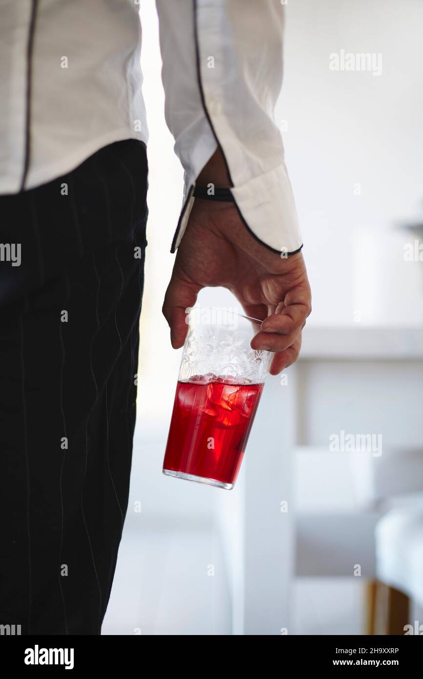 A man's hand holding a drink Stock Photo - Alamy