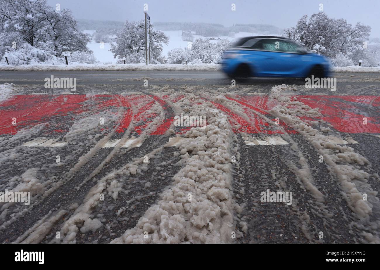 Kaufbeuren, Germany. 09th Dec, 2021. A car is driving in a driving snow ...