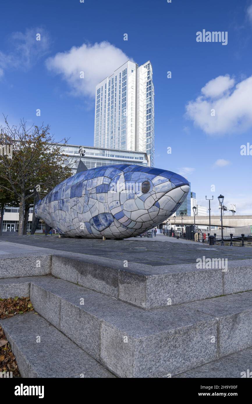 Ceramic fish sculpture hi-res stock photography and images - Alamy