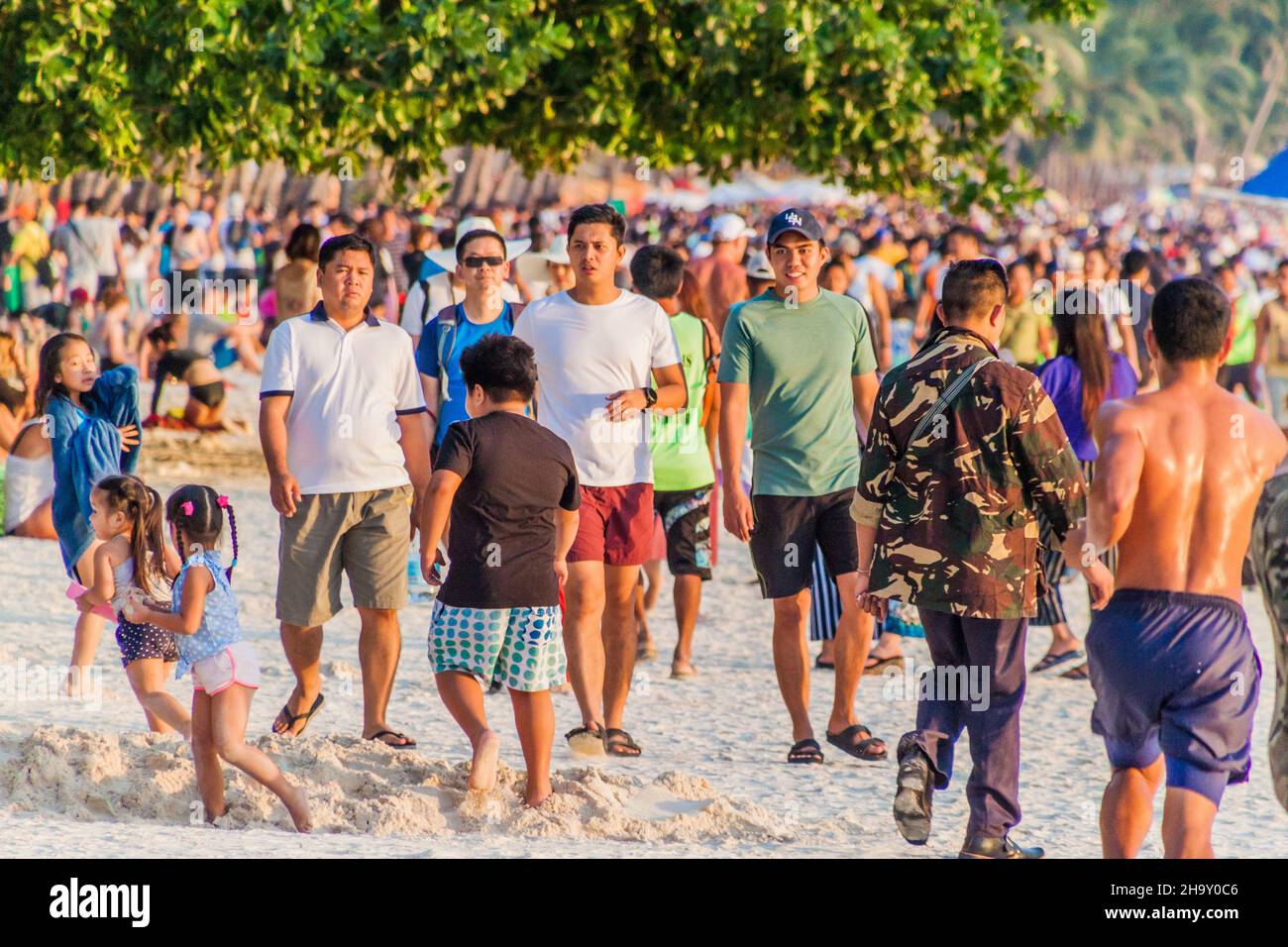 Boracay beach crowd hi-res stock photography and images - Alamy