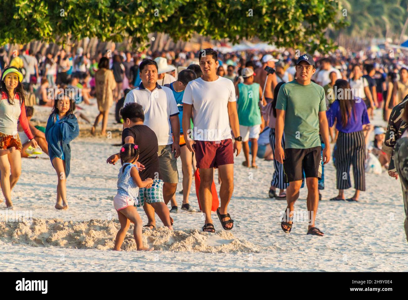 BORACAY, PHILIPPINES - FEBRUARY 1, 2018: Crowds of people at the White ...