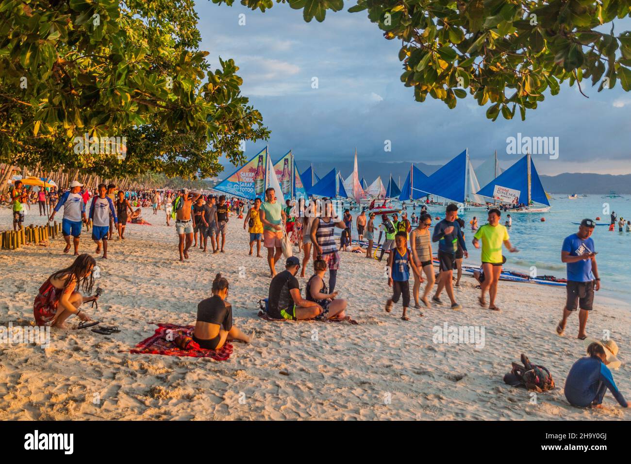 BORACAY, PHILIPPINES - FEBRUARY 1, 2018: Crowds of people at the White ...