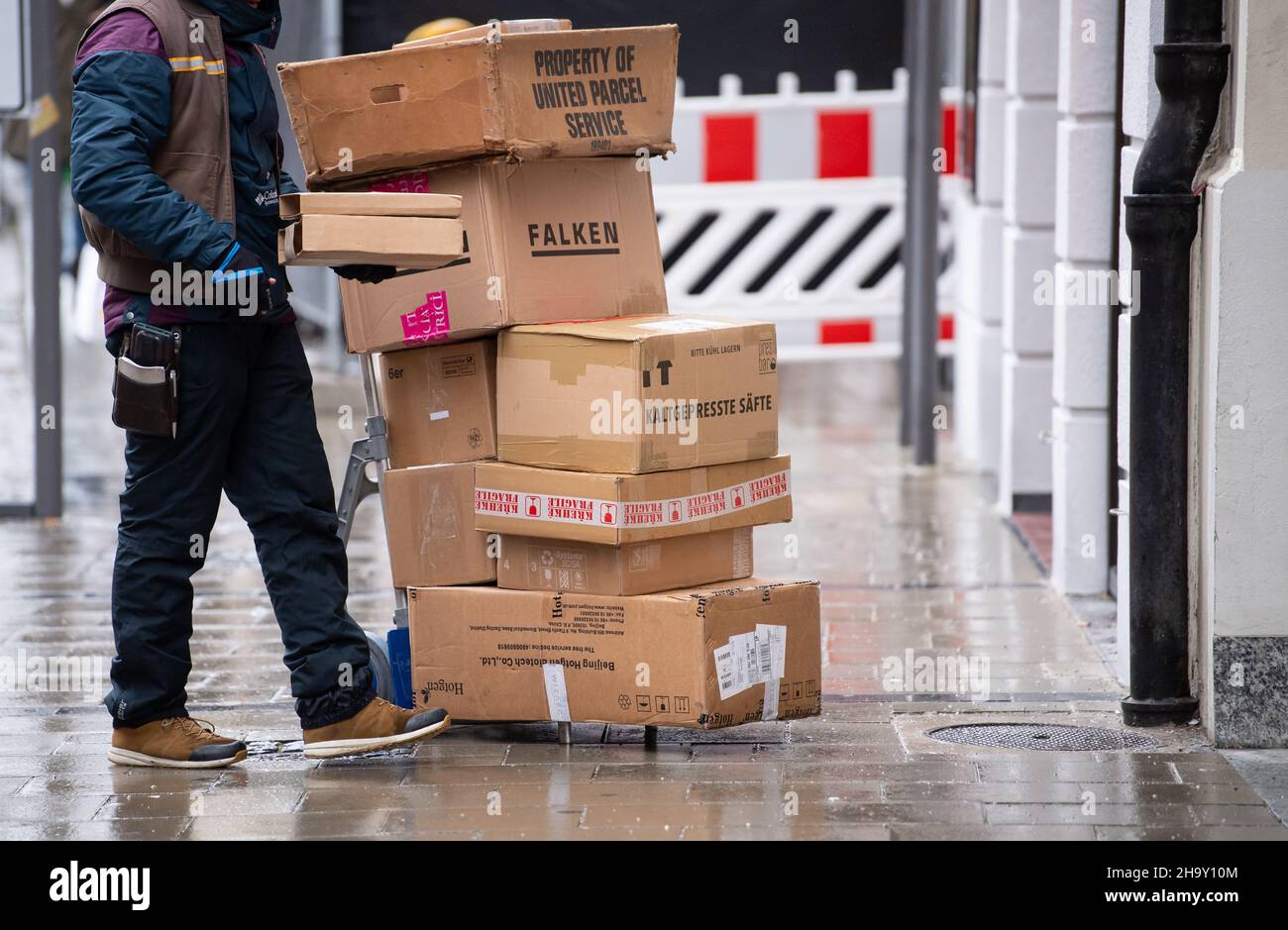 Munich, Germany. 09th Dec, 2021. A parcel delivery man delivers his ...
