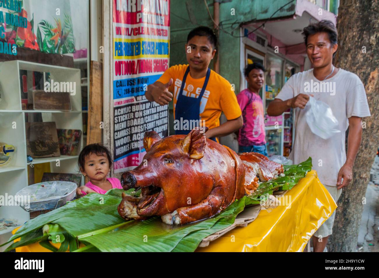 Roasted pig head lechon hi-res stock photography and images - Alamy