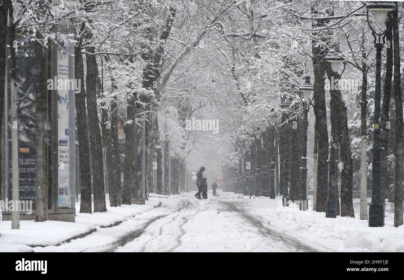 Snowfall vienna hi-res stock photography and images - Alamy