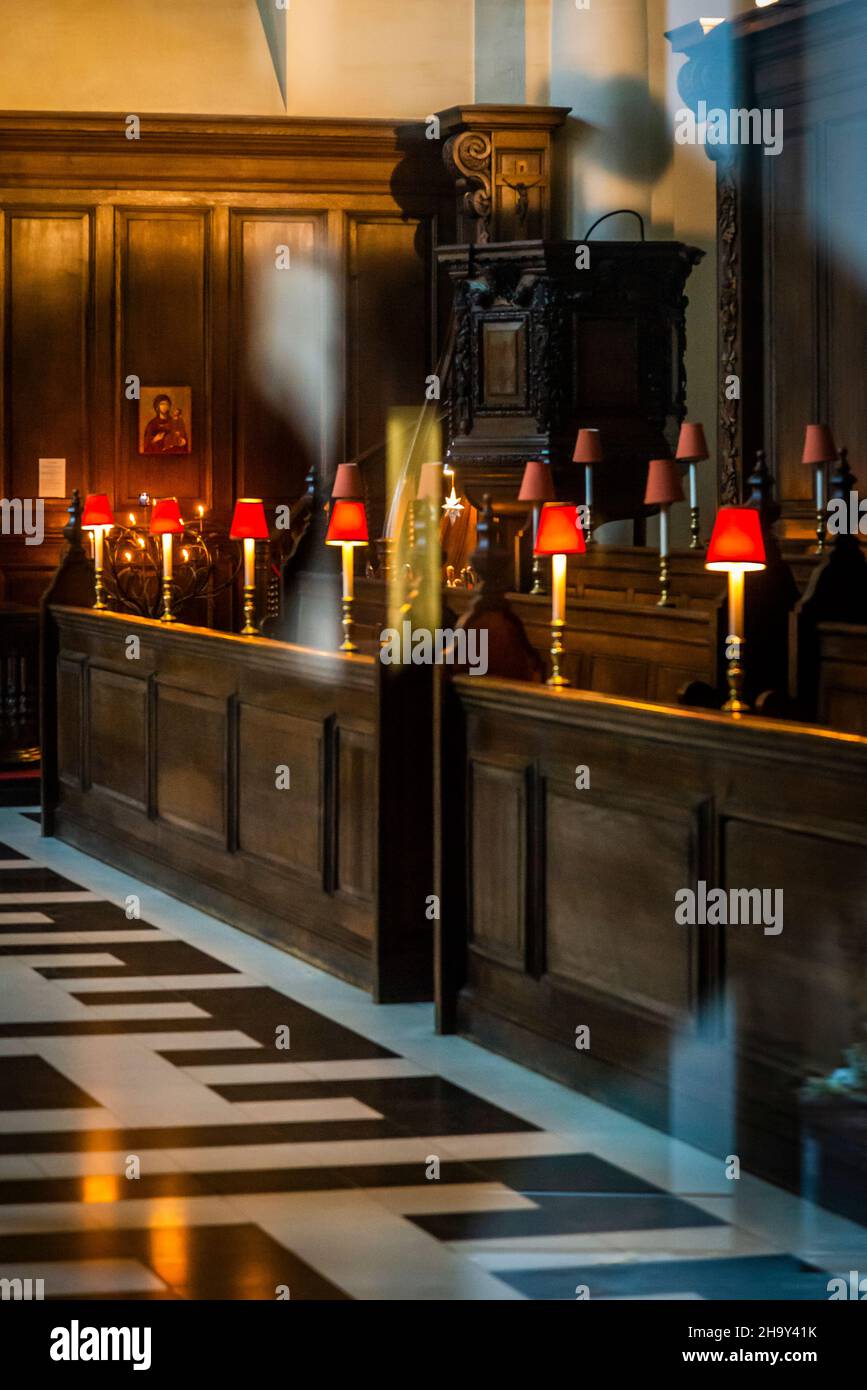 Red table lamps on pew, Saint Vedast-alias-Foster, built by Christopher ...