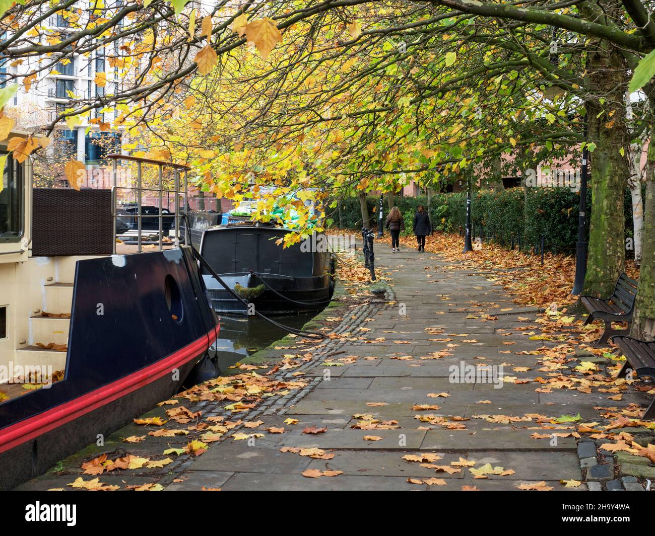Walking on the Bridgewatr Canal Towpath in Autumn Castlefield Canal ...