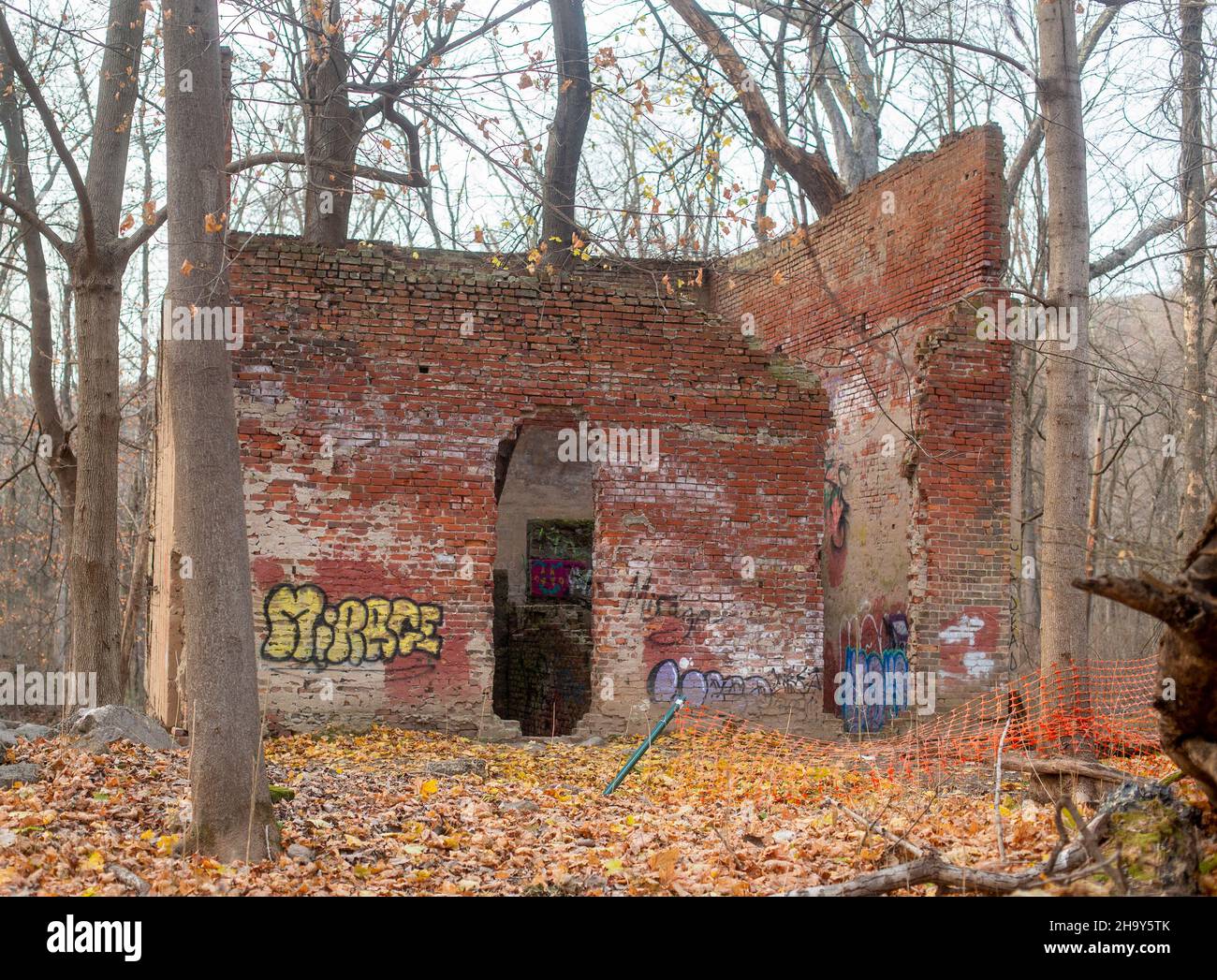Graffiti abandoned hi-res stock photography and images - Alamy