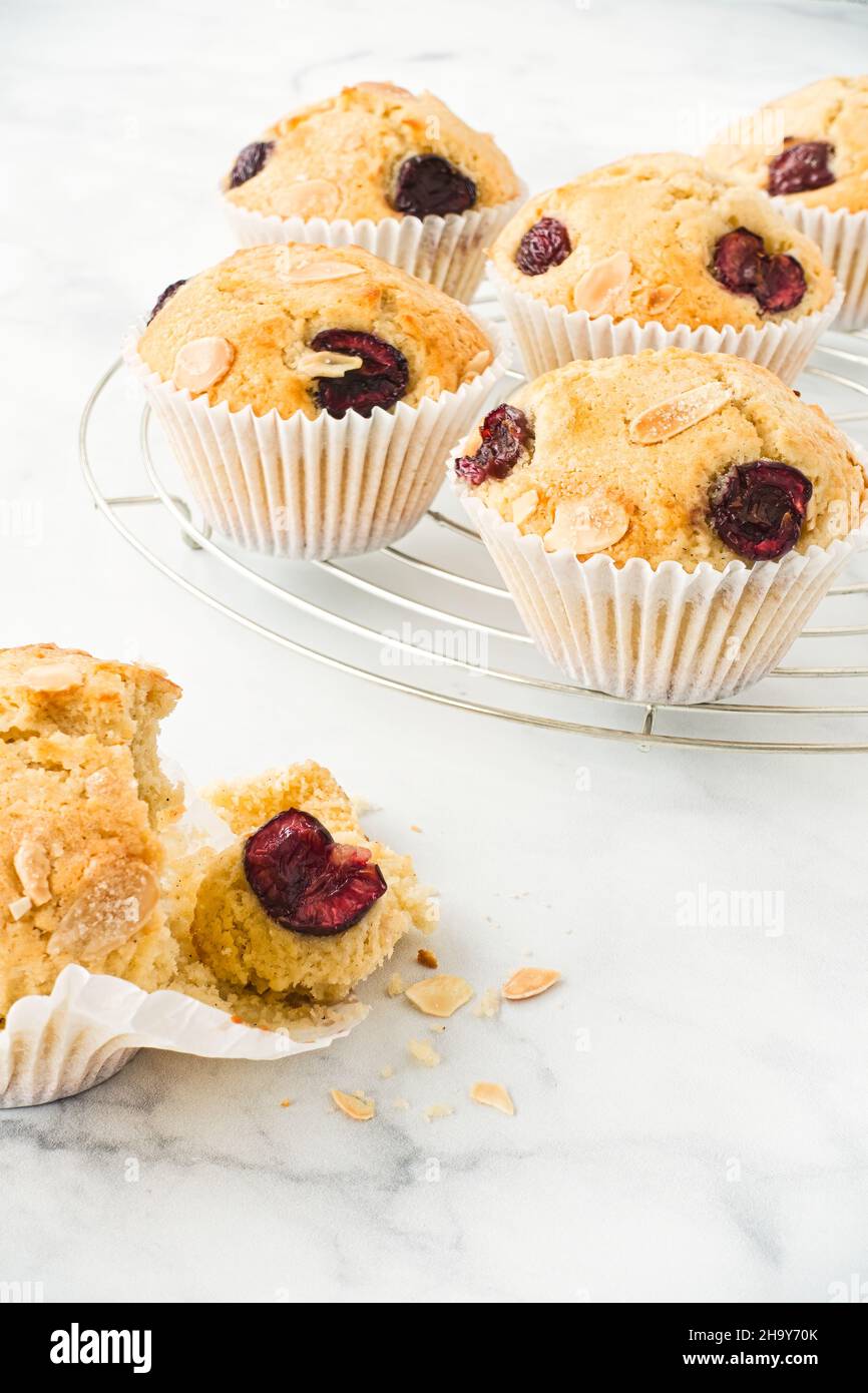 Muffins cooling rack hi-res stock photography and images - Alamy