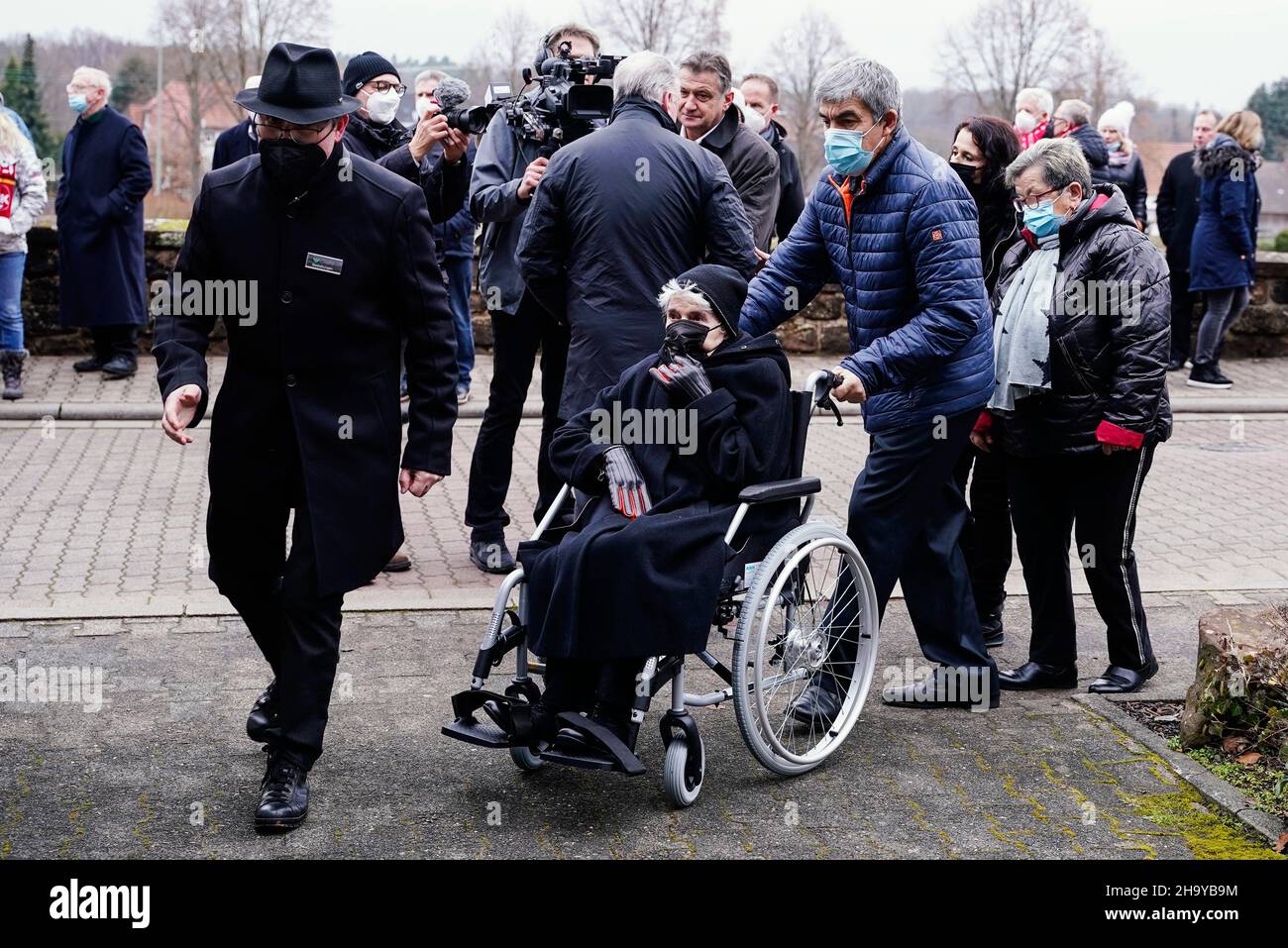 09 December 2021, Rhineland-Palatinate, Bruchmühlbach-Miesau: Football ...